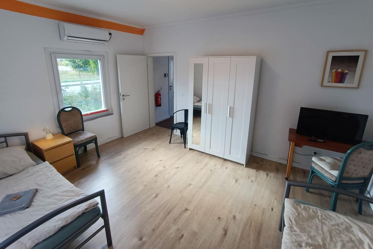 Apartamento standard, várias camas, acessível para pessoas com deficiência física | 1 quarto, Wi-Fi de cortesia, roupa de cama