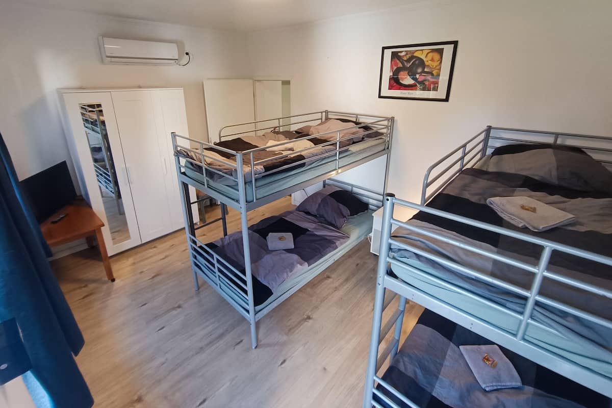 Apartamento básico, várias camas | 1 quarto, Wi-Fi de cortesia, roupa de cama