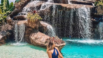 Piscina exterior, guarda-sóis, espreguiçadeiras