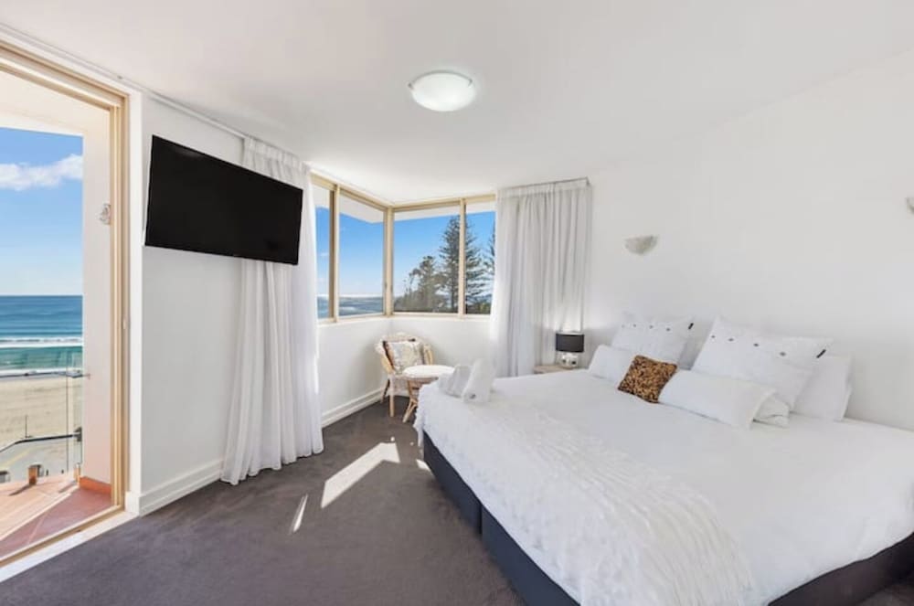 Kirra Penthouse, Stunning Views, 2br Parking, Pool - Coolangatta
