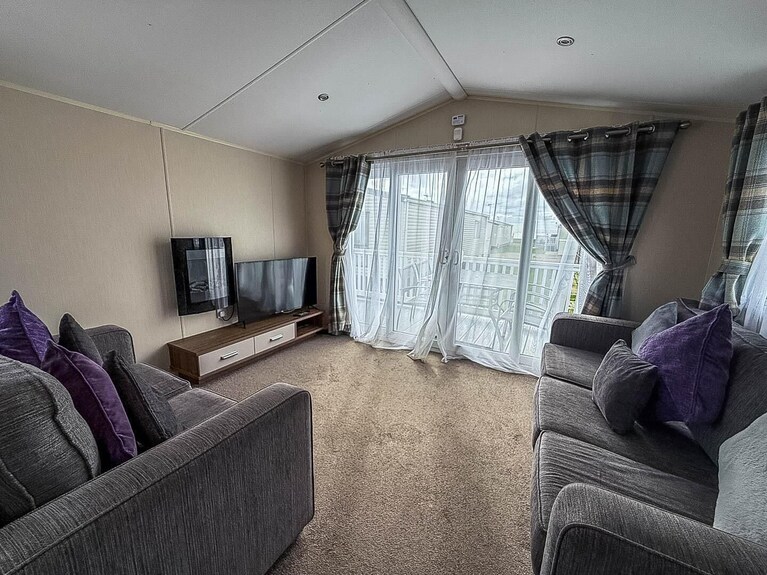 Caravan With Large Decking At Coopers Beach Holiday Park Ref 49012sv - West Mersea