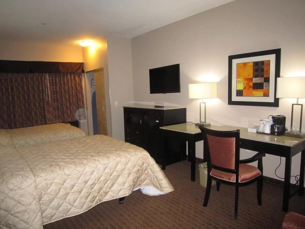 2 Comfortable Units, Free Breakfast, Close To Major Malls & Movie Theaters! - Princeton, NJ