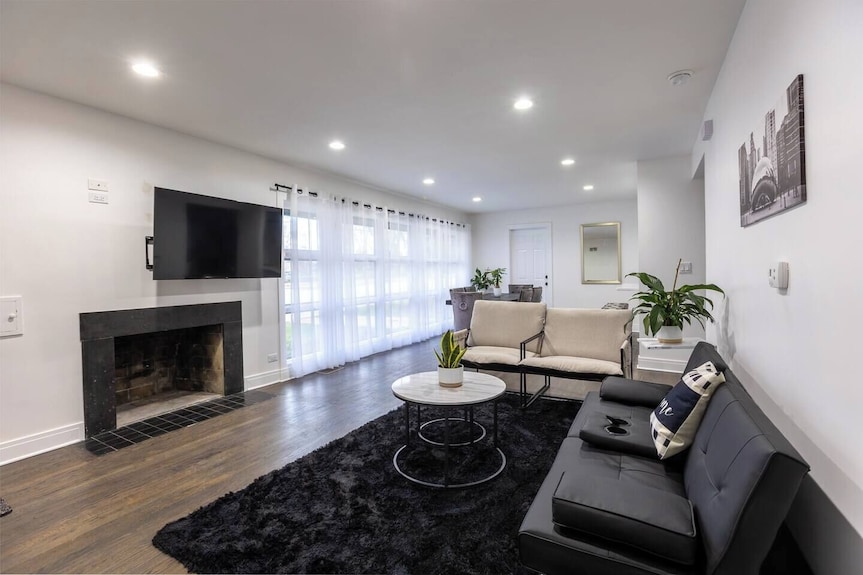 4 Bedrooms, 6 Beds, 2 Full Baths, And Open Basement Loft - Skokie, IL