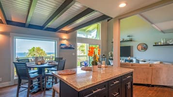 Apartamento em Condomínio Fechado, várias camas, pátio, vista para o oceano (16B) | Cozinha privada | Uma cafeteira/bule