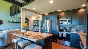 Apartamento em Condomínio Fechado, várias camas, pátio, vista para o oceano (16B) | Cozinha privada | Uma cafeteira/bule