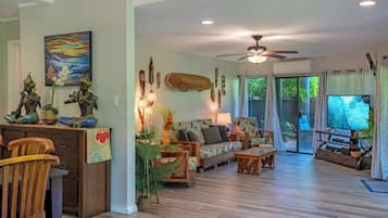 Apartamento em Condomínio Fechado, várias camas, pátio, vista para o jardim (5A) | Sala de estar