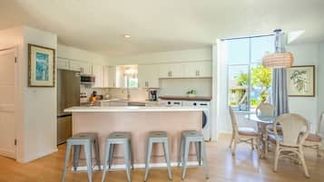 Apartamento em Condomínio Fechado, várias camas, varanda, vista para a montanha (2201) | Cozinha privada | Uma cafeteira/bule