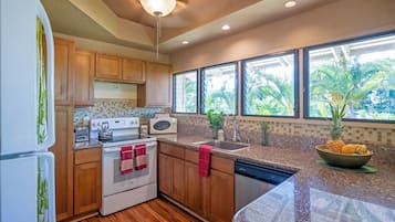 Apartamento em Condomínio Fechado, várias camas, cozinha, vista para o jardim (204A) | Cozinha privada | Uma cafeteira/bule