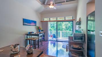 Apartamento em Condomínio Fechado, 1 cama king-size, varanda, vista para o jardim (210B) | Interior