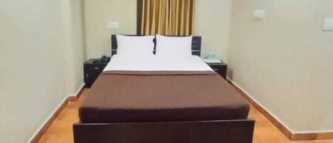 Quarto casal standard, vista para a cidade | Wi-Fi de cortesia, roupa de cama