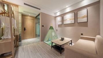 Suite Superior | Sala | TV de ecrã plano, filmes pagos, monitores, impressoras