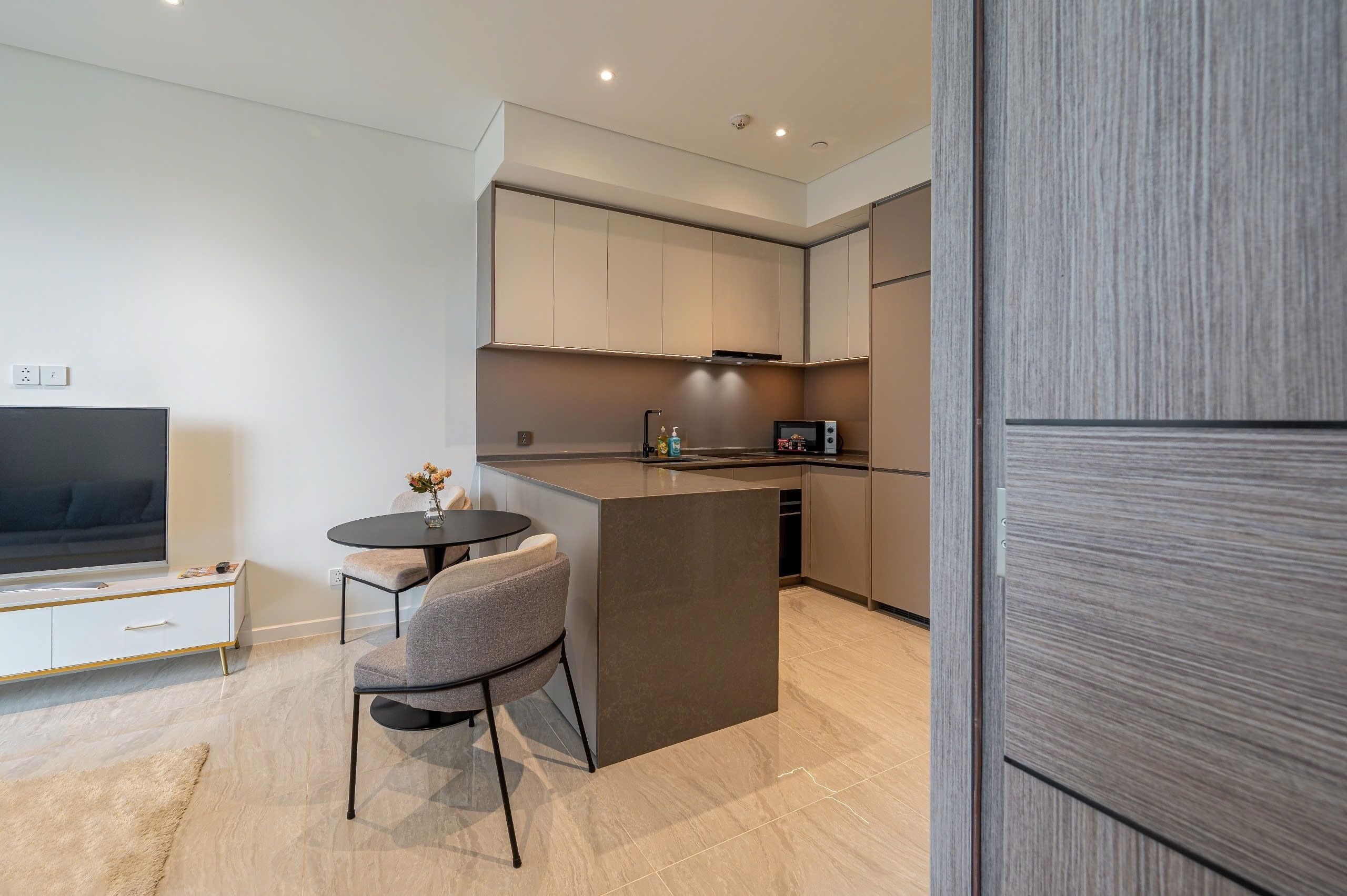 Condo luxo, 3 quartos, sacada, vista para a cidade | Opções para refeição no quarto