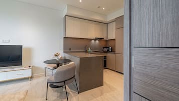 Condo luxo, 3 quartos, sacada, vista para a cidade | Opções para refeição no quarto