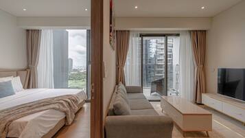 Apartamento Deluxe em Condomínio Fechado, 3 quartos, varanda, Vista para a cidade | Secretária, secretária adequada para computadores portáteis