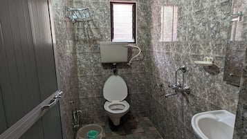 Estúdio Familiar, vista para o jardim | Casa de banho | Artigos de higiene pessoal grátis, toalhas fornecidas, sabão, champô