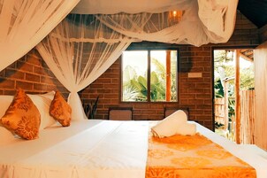 Quarto Duplo Standard, 1 quarto, não fumadores, vista para o jardim | Minibar, secretária, secretária adequada para computadores portáteis 