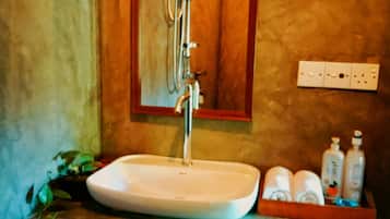 Quarto Duplo Standard, 1 quarto, não fumadores, vista para o jardim | Casa de banho | Um polibã, um chuveiro fixo, artigos de higiene pessoal grátis