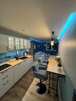Apartamento Deluxe em Condomínio Fechado, 2 quartos, não fumadores, ar condicionado | Cozinha privada | Um frigorífico/congelador grande, um micro-ondas, uma placa de cozinha 