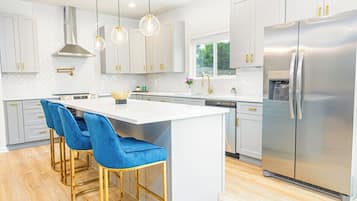Casa (4 Bedrooms) | Cozinha privada | Um micro-ondas, um forno, uma placa de cozinha, uma cafeteira/bule