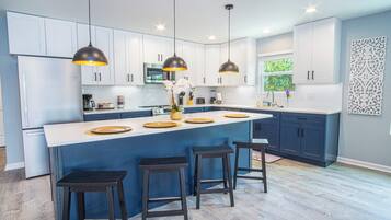 Casa (5 Bedrooms) | Cozinha privada | Um micro-ondas, um forno, uma placa de cozinha, uma cafeteira/bule