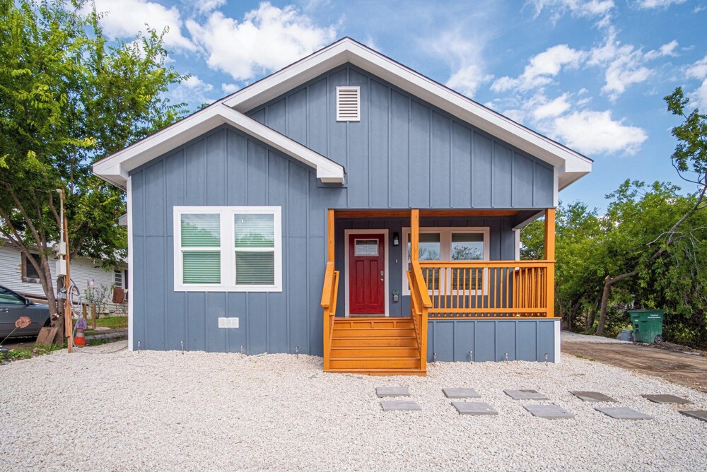 Comfortable 5br/2.5ba Family Home Near Riverwalk - San Antonio, TX