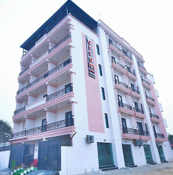 Orsom Stays Sassy Sector 53 - Gurugram
