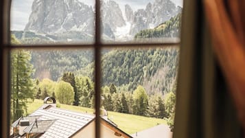 Tower room with balcony and Dolomite view | Cofre no quarto, com decoração personalizada