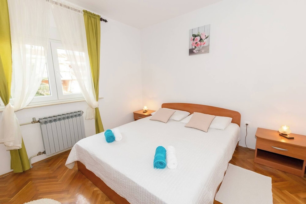 Family House Irma With 2 Comfortables Apartments / Two Bedroom Apt Irma With Specious Living Room - Medulin