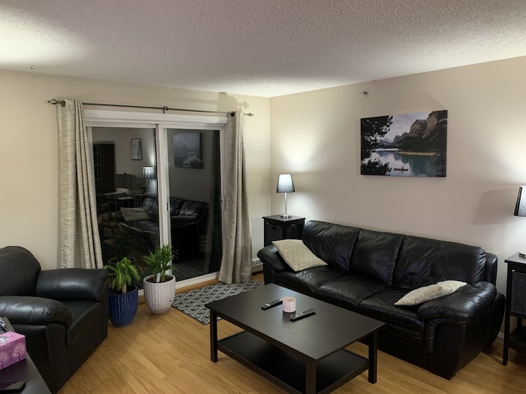 Cozy Condo Close To Lrt, Stadium And Expo Center. - Alberta