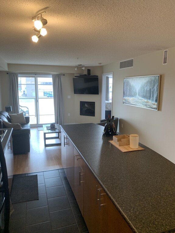 Cozy Condo Steps To Ice District & Rogers Place - Alberta