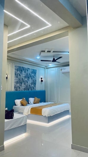 Quarto casal luxo | Cofres nos quartos, escrivaninha, espaço de trabalho para notebook