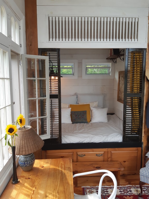 Hilltop Chalet With Stunning Forest Views Between Historic Westport And Perth - Ontario