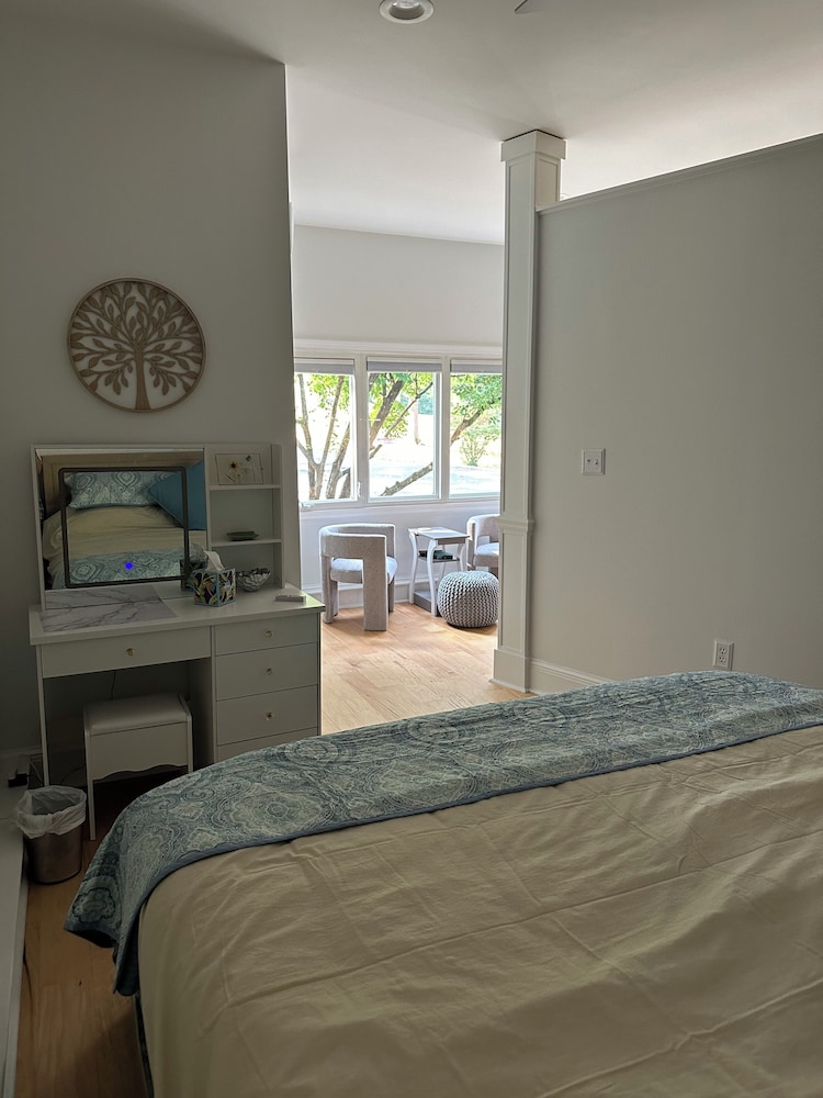 Newly Remodeled Apartment In A Serene Setting! - Hilltop, WV