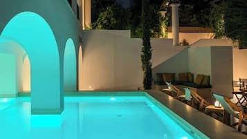 Piscina interior, piscina exterior, guarda-sóis, espreguiçadeiras