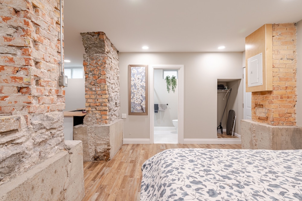 Entire 1-bedroom Apartment Across From Google - Waterloo