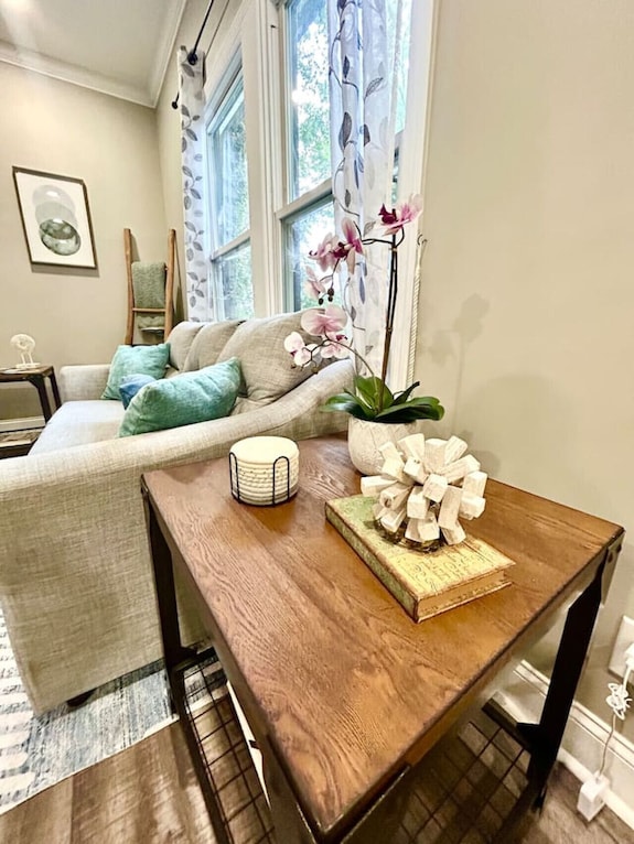 Chic 2br/2ba Near Dining & Shops - Winston-Salem, NC