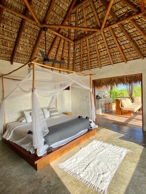 Quarto luxo, vista para a praia | Cortinas blackout, ferros/tábuas de passar roupa, Wi-Fi de cortesia