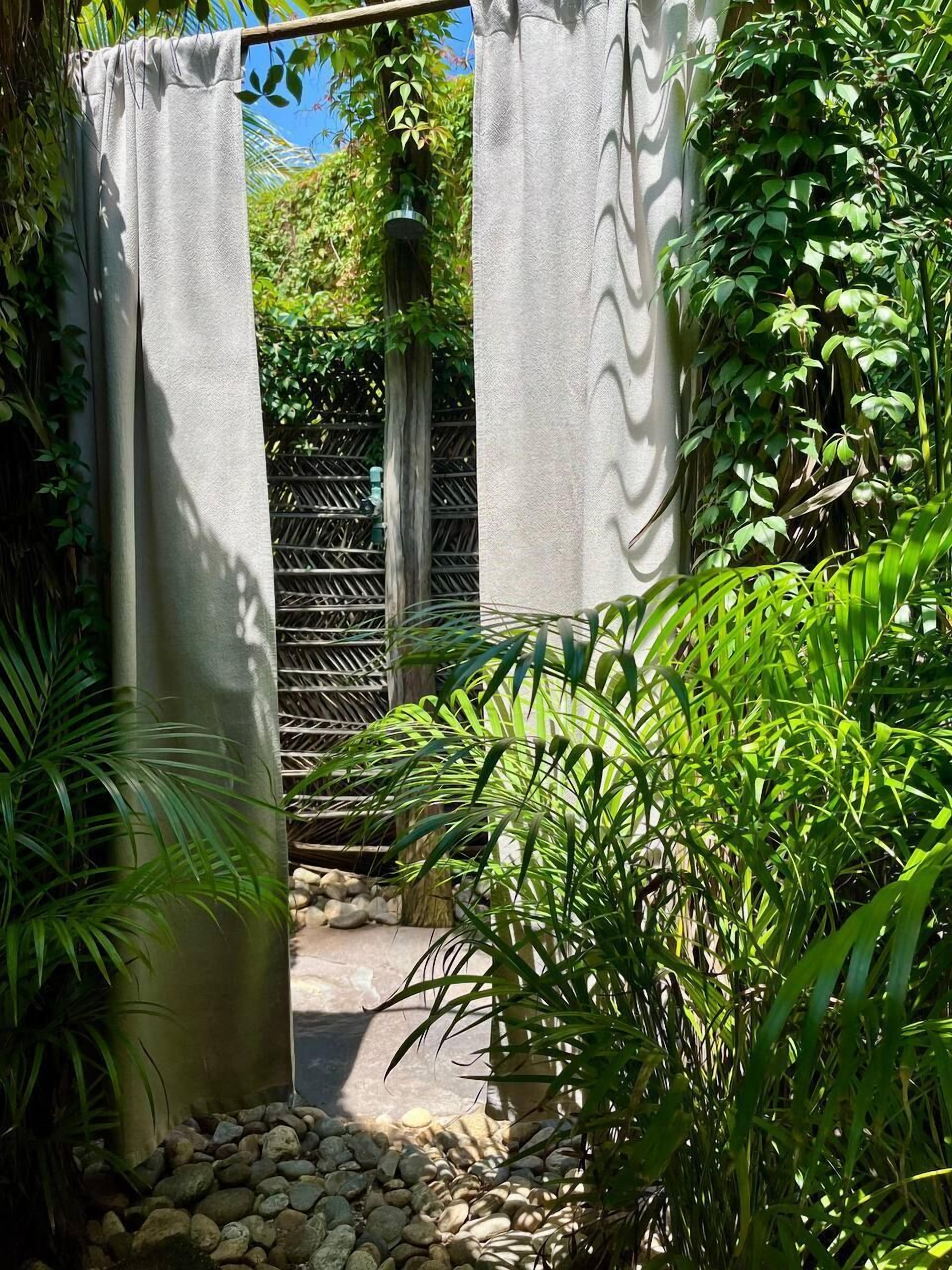 Cabana de Madeira Básica, pátio, vista para o pátio | Casa de banho | Um secador de cabelo 