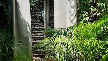 Cabana de Madeira Básica, pátio, vista para o pátio | Casa de banho | Um secador de cabelo