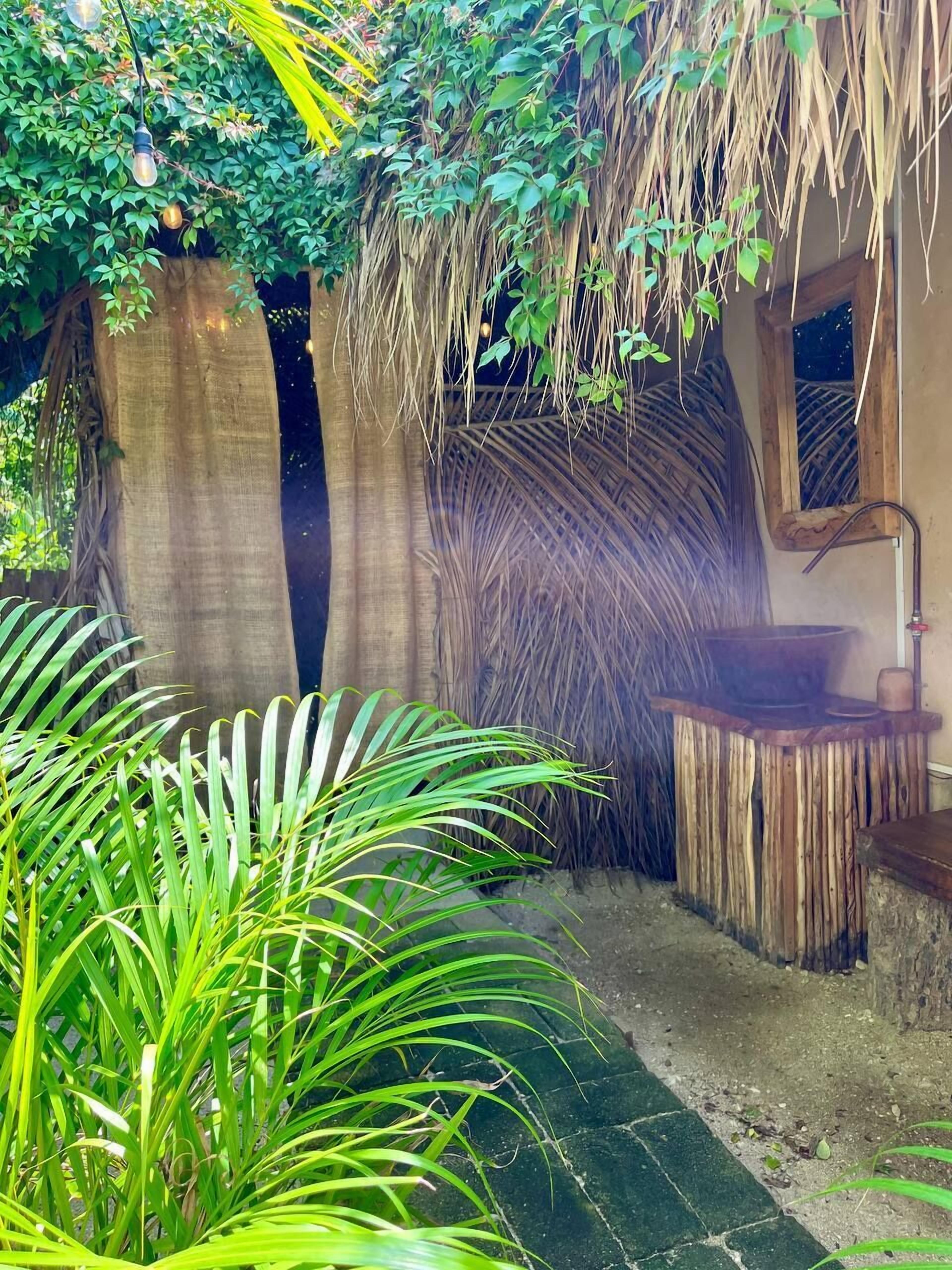 Cabana de Madeira Básica, pátio, vista para o pátio | Casa de banho | Um secador de cabelo 