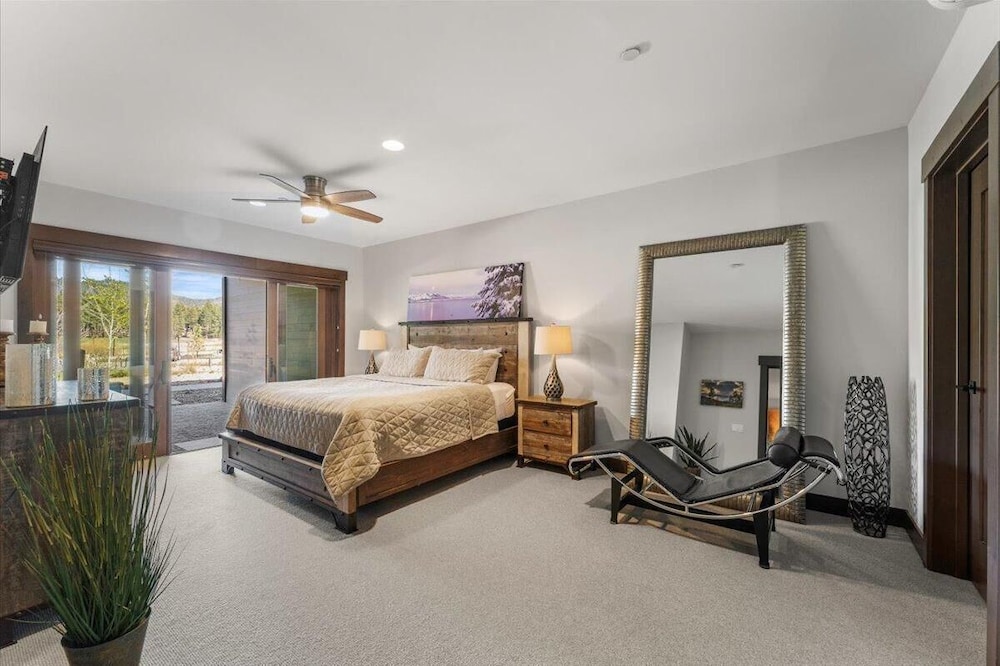 Beautiful Modern 1877 Sqft. 2 Bed, 3 Bath Plus Additional Flex Room. - Zephyr Cove, NV