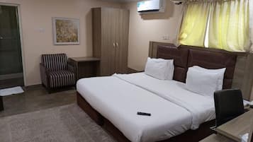 Quarto Deluxe, varanda, Vista para a cidade | Secretária, secretária adequada para computadores portáteis