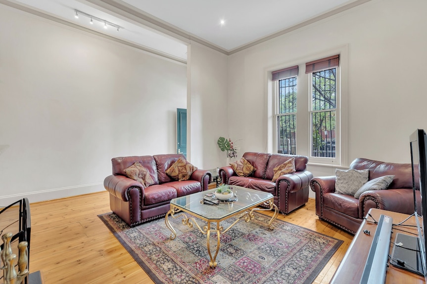 Swainson On Carrington - アデレード