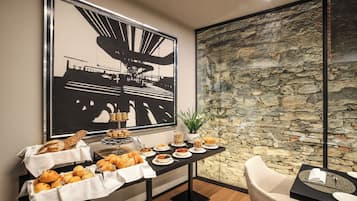 Pequeno-almoço tipo buffet diário (15 CHF por pessoa)