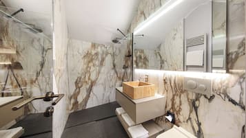 Quarto casal clássico | Banheiro | Chuveiro, produtos de toalete grátis, secador de cabelo