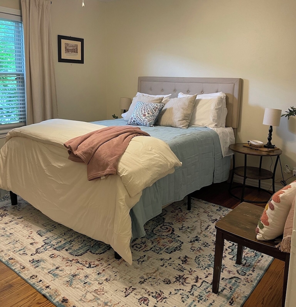 Walk To Sfa, Centrally Located 3 Bedroom In Historic Pecan Street Neighborhood - Nacogdoches, TX