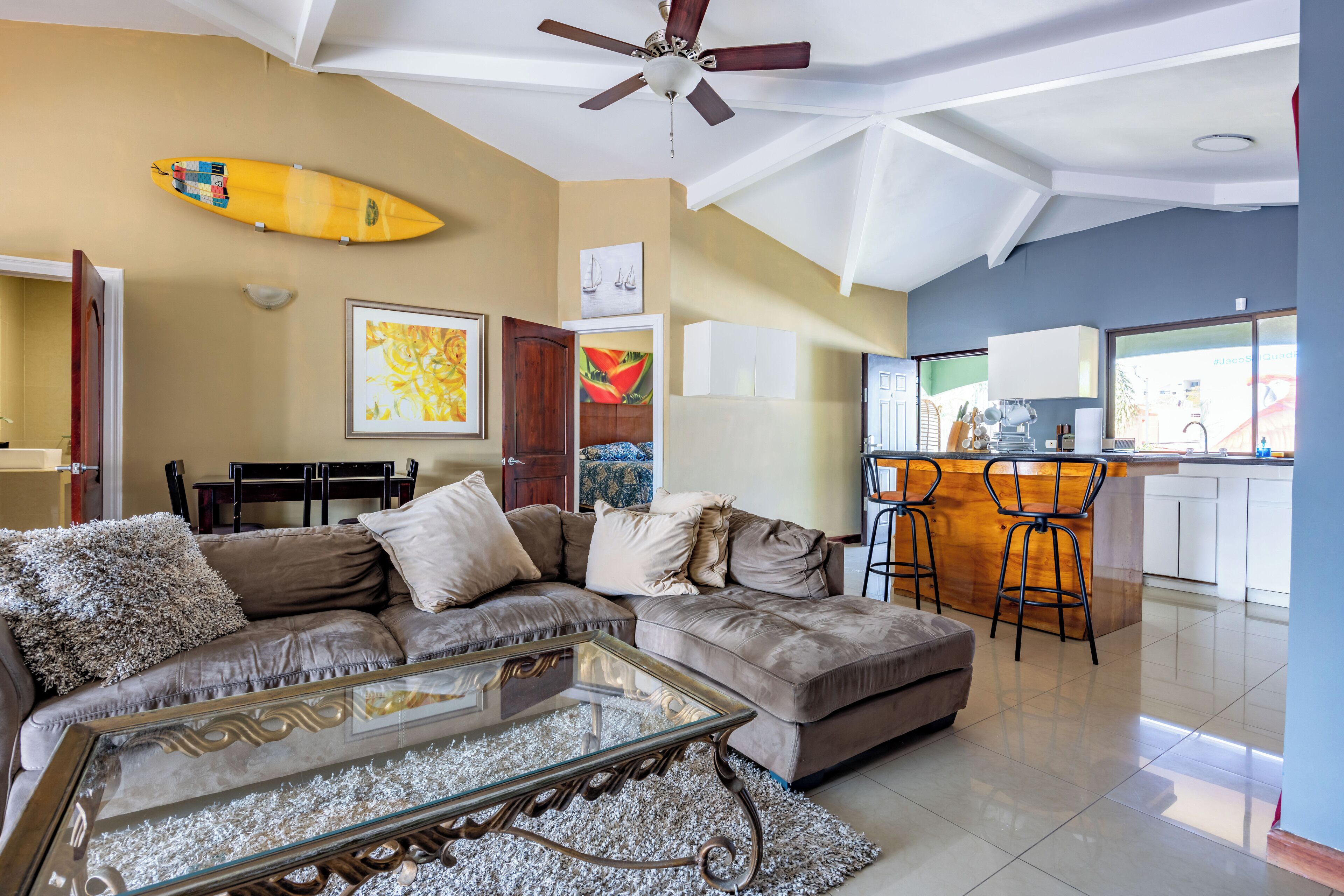 Duplex luxo, várias camas, banheiro privativo, vista para o jardim | Área de estar | Smart TV 55 polegadas com canais a cabo, Netflix, Hulu