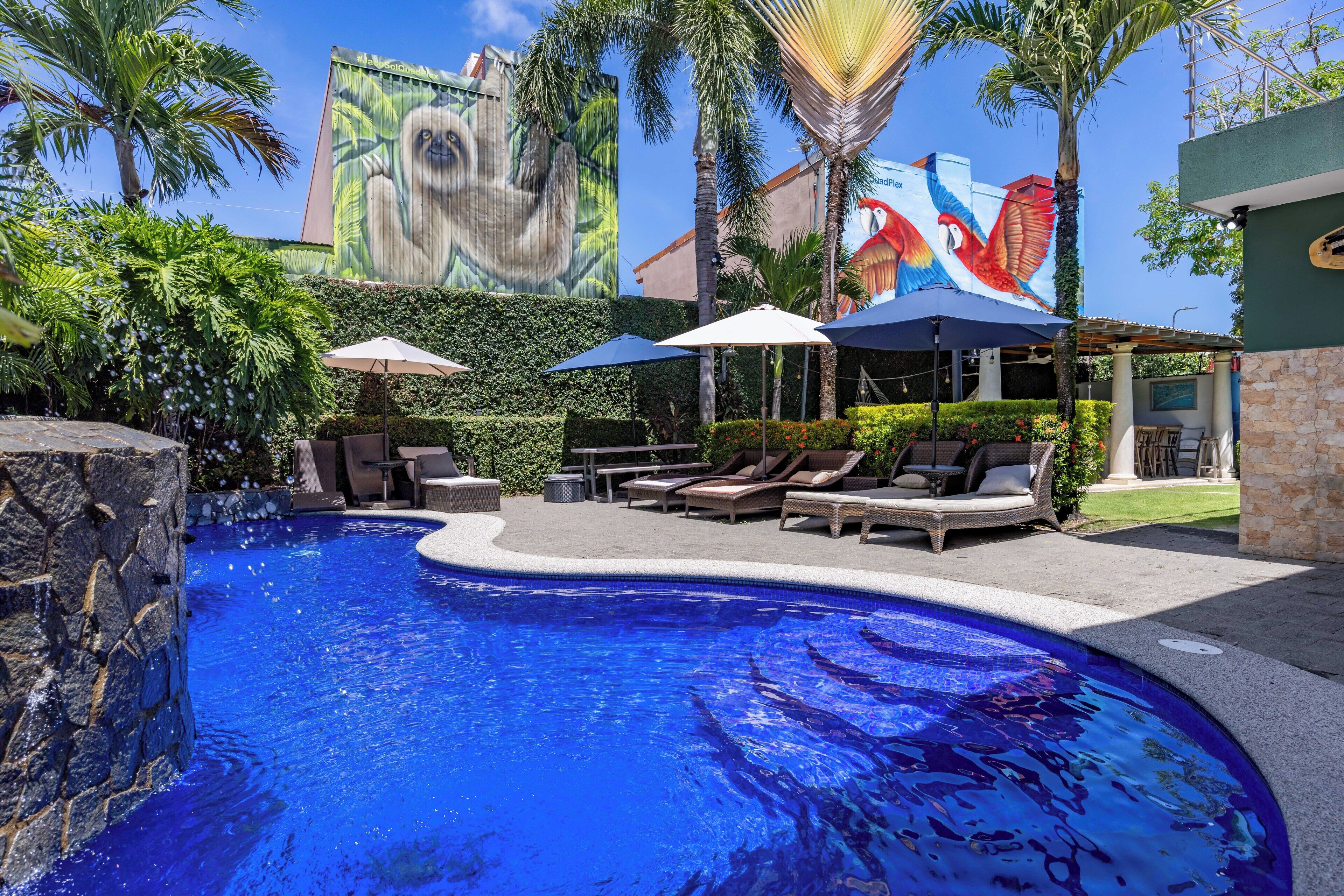 Piscina externa, funciona das 8h às 22h, guarda-sóis, espreguiçadeiras