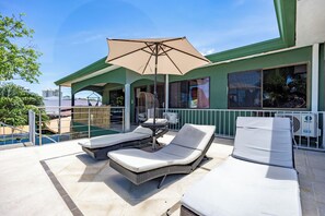 Duplex luxo, várias camas, banheiro privativo, vista para o jardim | Terraço/pátio