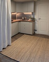 Um frigorífico, um micro-ondas, uma placa de cozinha, uma torradeira